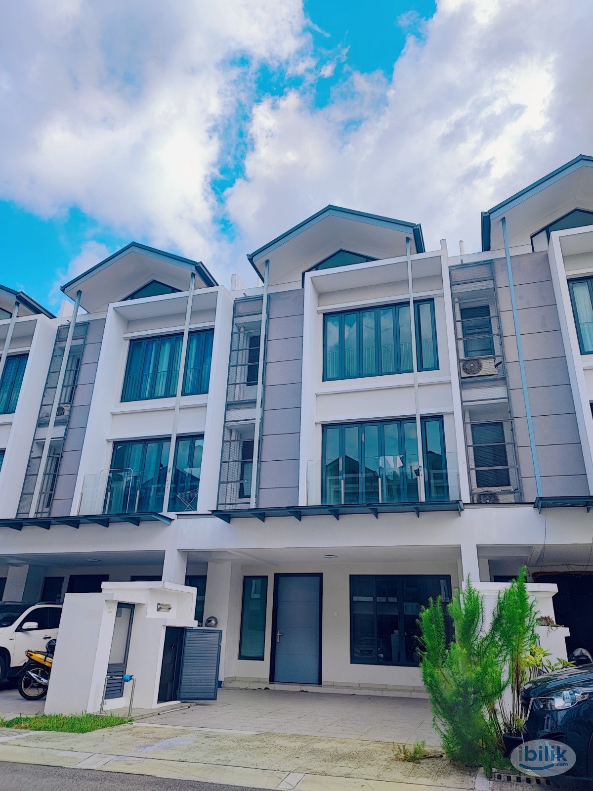 3 STOREYS LUXURY / HGH SECURITY/ PRIVATE BATHROOM / COMFY & ZEN Middle ...