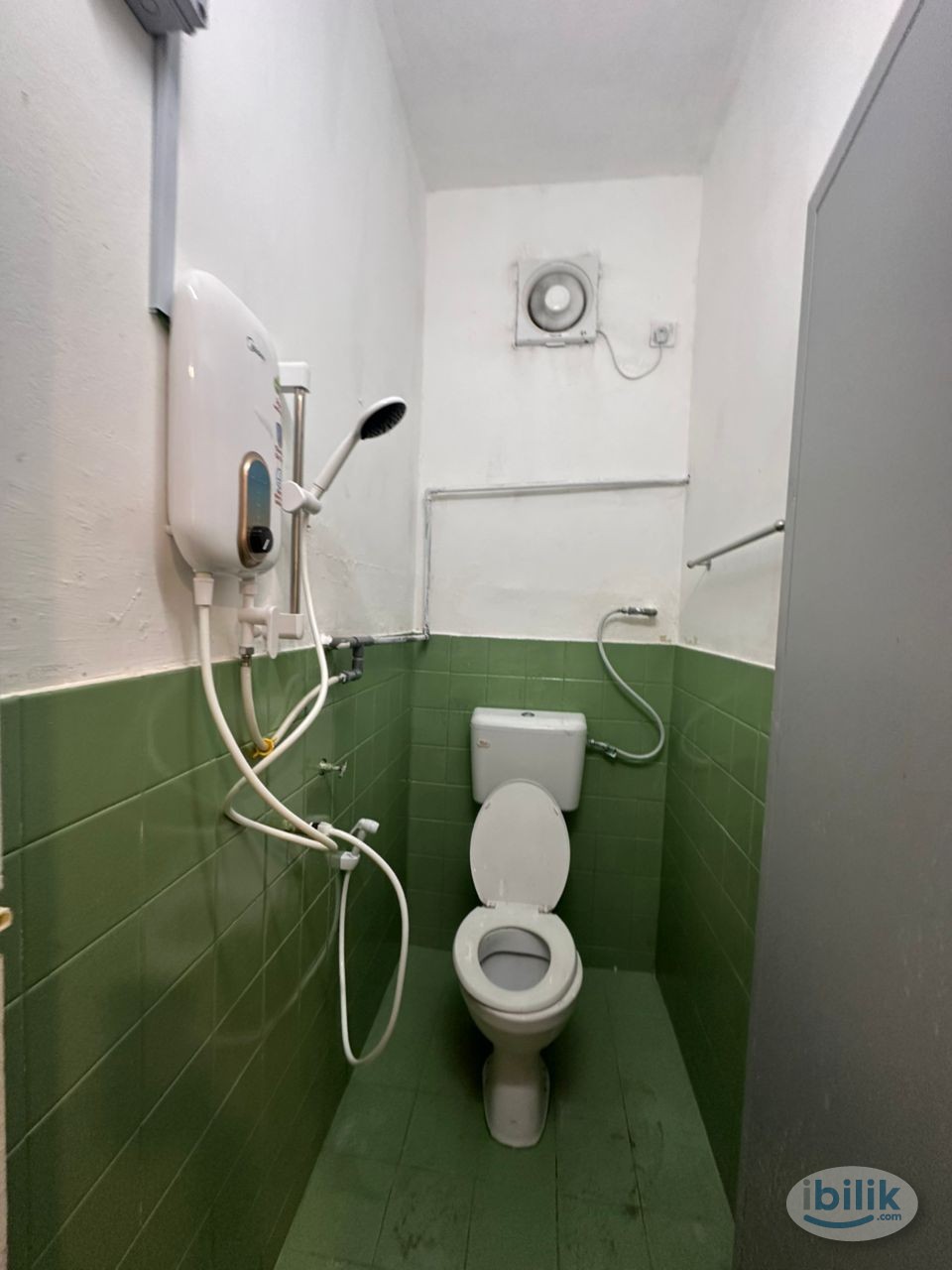 SS21 MIddle room Fully Furnised With Window - Room For Rent in