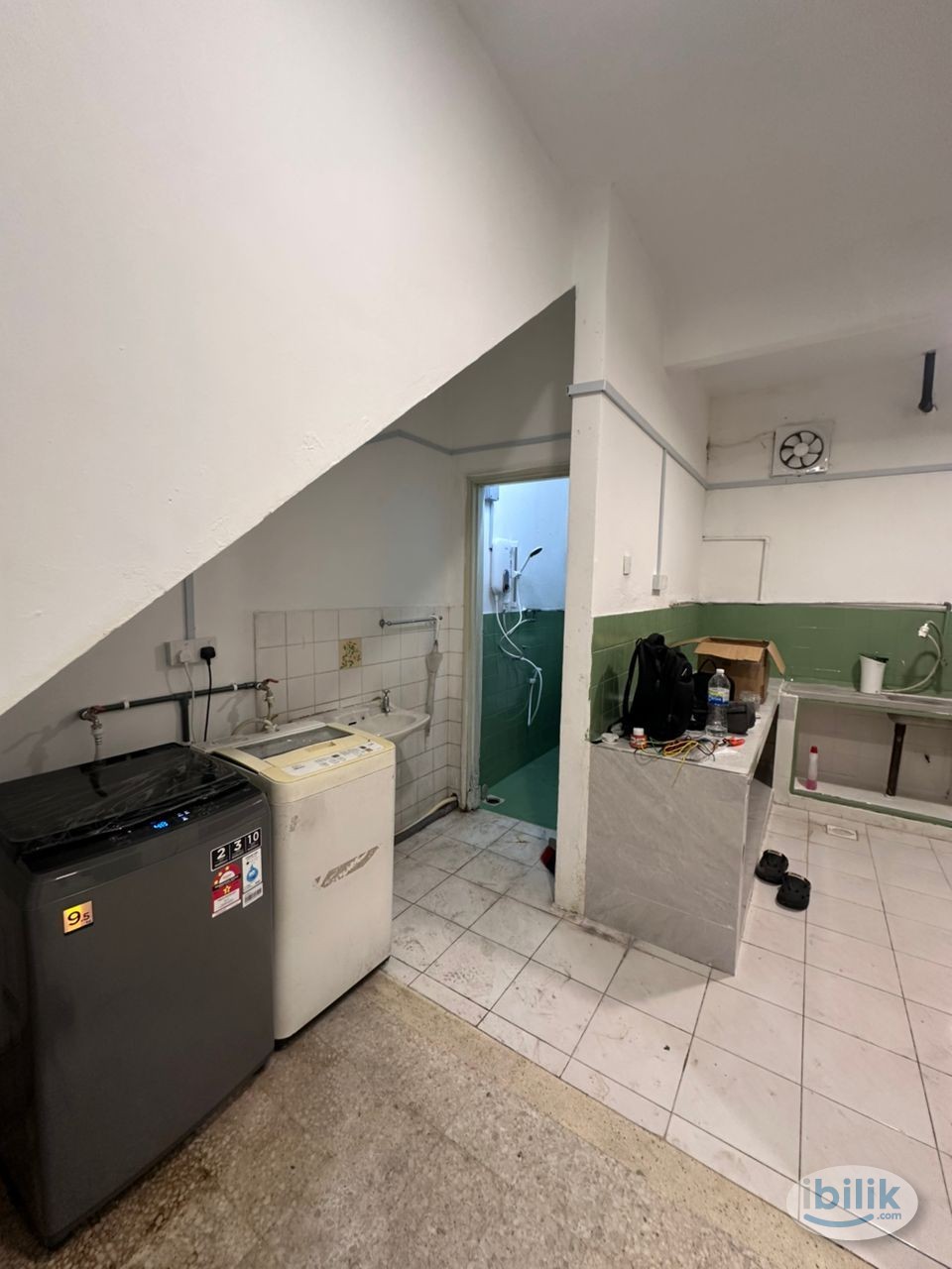 SS21 MIddle room Fully Furnised With Window - Room For Rent in