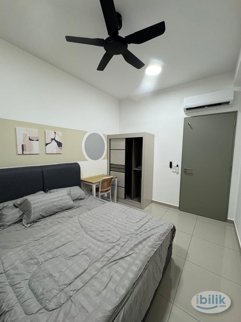 Middle Room at D'Vervain Residence, Damansara Perdana, Menara Gamuda ...