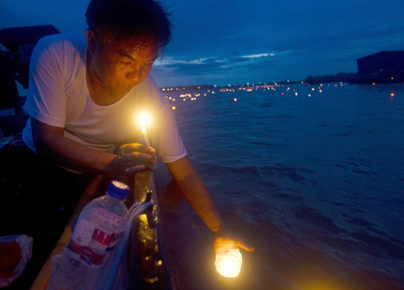 Myanmar's Thadingyut Festival sees devotees light lamps to welcome Buddha