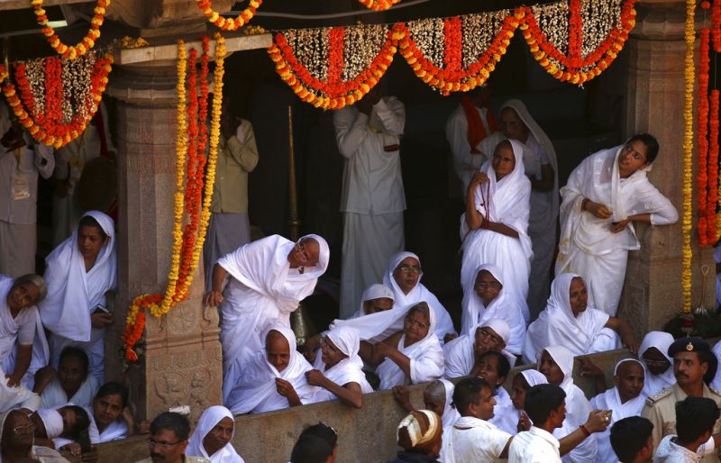 Devotees throng to Shravanbelagoal to anoint Gomateshwara