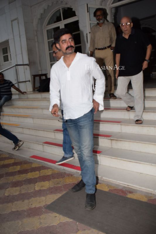 Bollywood stars pray for Raees actor Narendra Jha's departed soul at meet