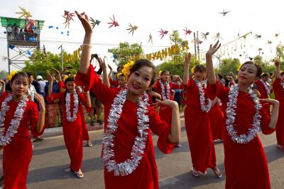Myanmar Water Festival: Revelers celebrate descent of Thagyamin to Earth.