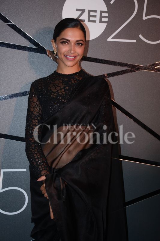 SRK, Deepika choose black, Kangana goes white for 25 years of a media house