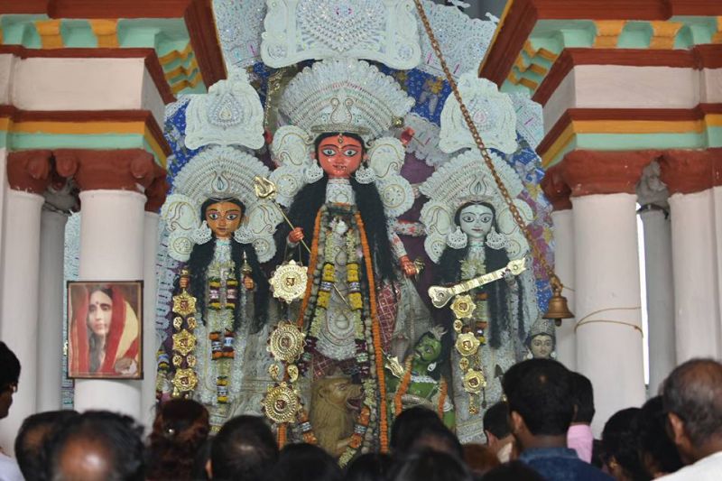 Durga Puja fever grips Kolkata as pandal hoppers share candid moments ...