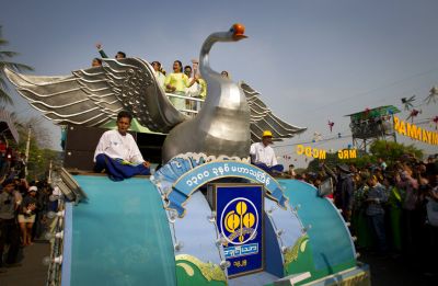 Myanmar Water Festival: Revelers celebrate descent of Thagyamin to Earth.
