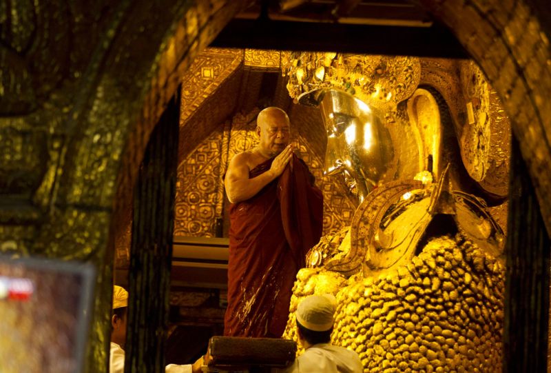 Myanmar Water Festival: Revelers celebrate descent of Thagyamin to Earth.