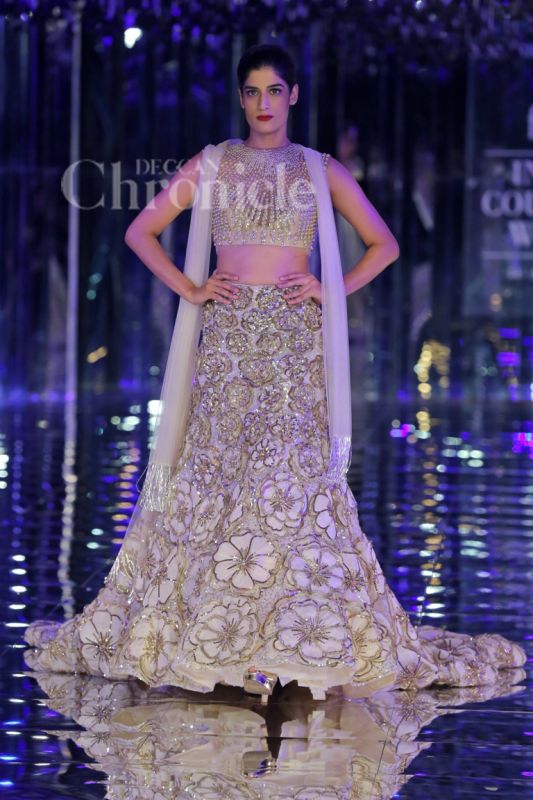 Ranveer, Alia look their regal best at Manish Malhotra's fashion show