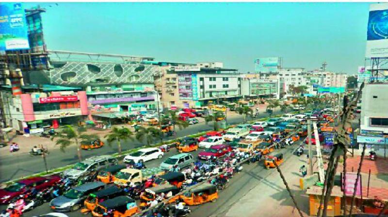 Hyderabad: Motorists sweat it out at Kothaguda junction