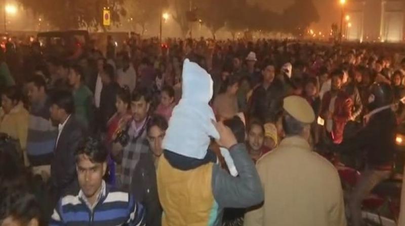 Delhi traffic crippled as lakhs of people crowd at India Gate