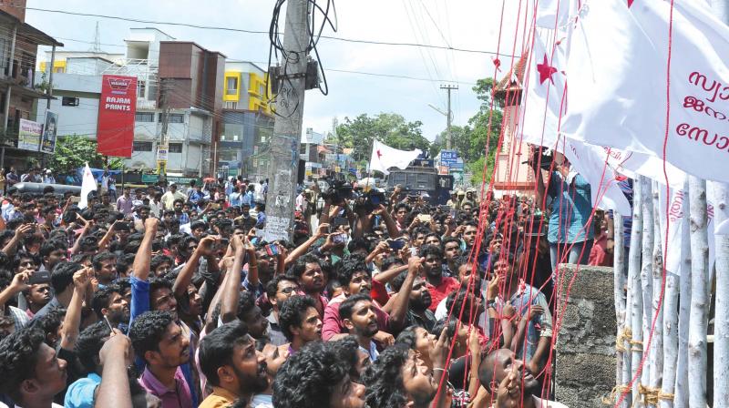 Tension at Mahatma Gandhi College as SFI flag back on post