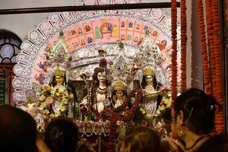 Durga Puja fever grips Kolkata as pandal hoppers share candid moments ...