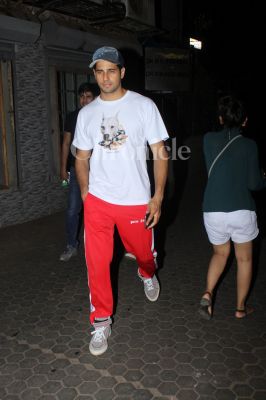 Oh snap: Katrina, Vicky, Janhvi-Ishaan, Farhan-Shibani step out in style