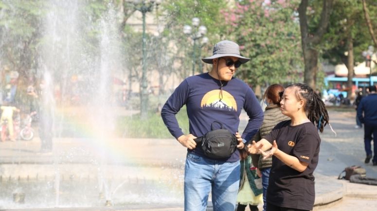 How to Become a Tour Guide: Steps, Skills, and Qualifications Required