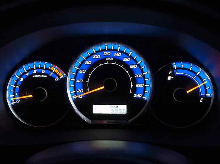 Pahami Berbagai Fungsi Indikator Pada Panel Instrumen Mobil Anda
