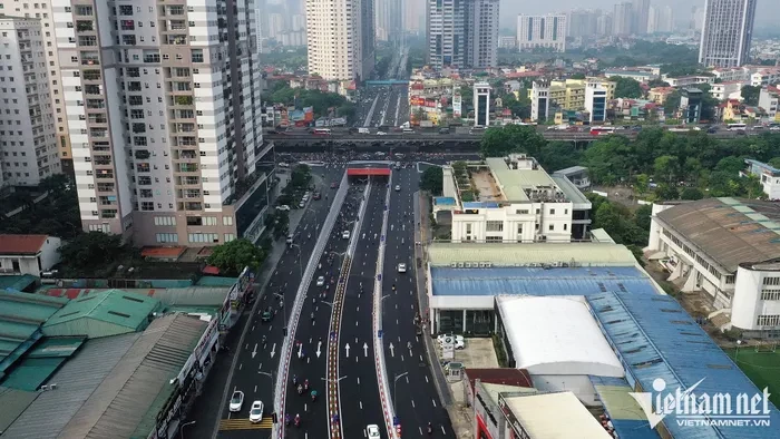 Nút giao nơi vừa thông xe hầm chui 700 tỷ đồng thoáng đãng trong mưa